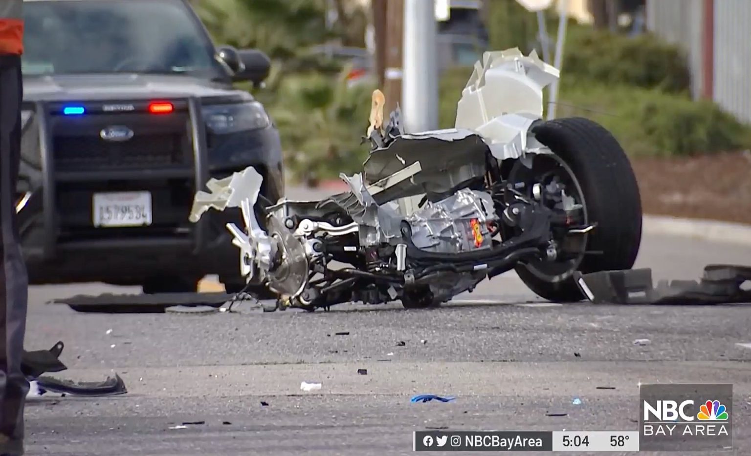 Tesla Driver Gets Minor Injuries After Train Crashes Into Ev Report