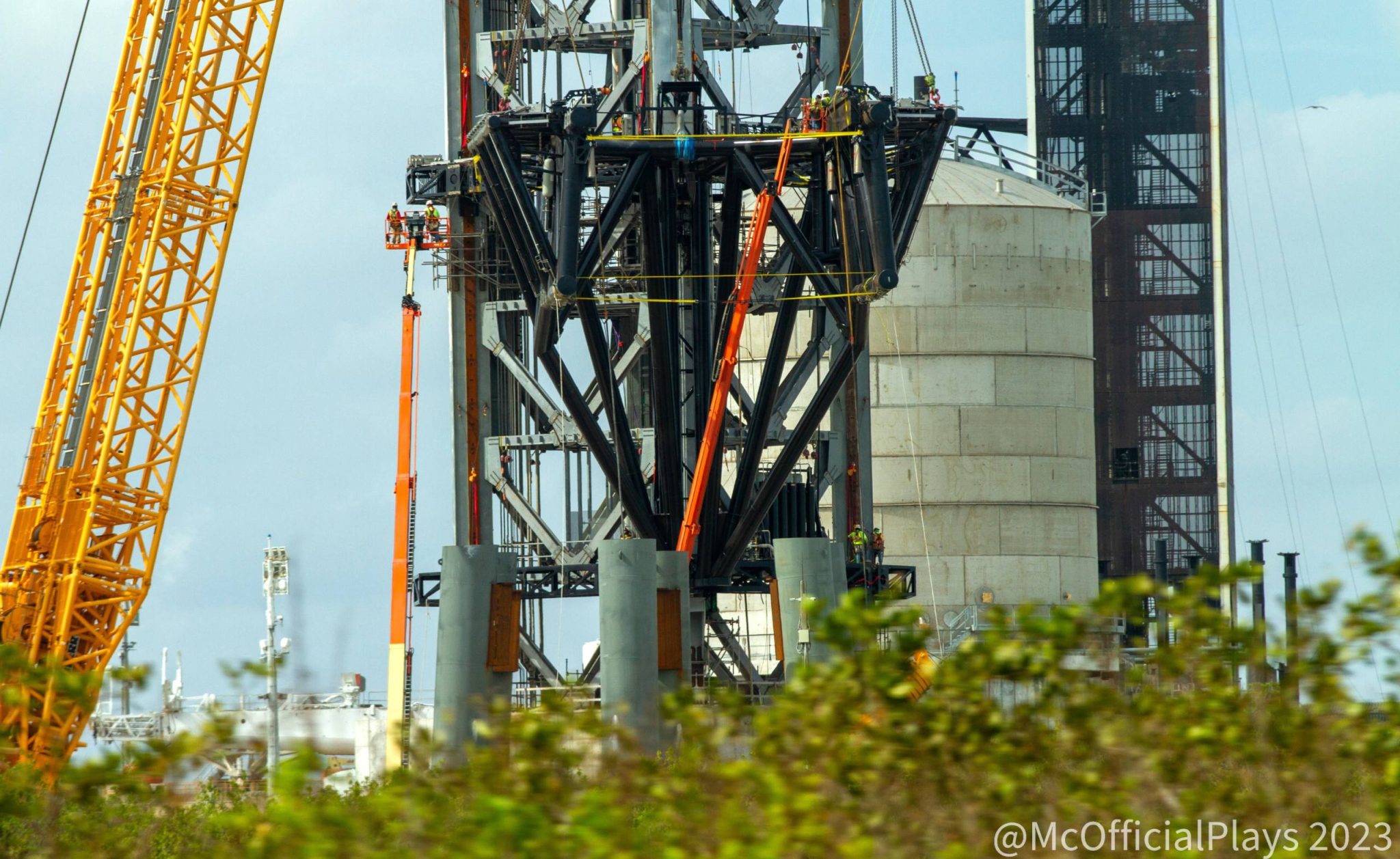 SpaceX installs rocket-catching arms on Starship’s Florida launch tower SpaceX installs rocket-catching arms on Starship’s Florida launch tower