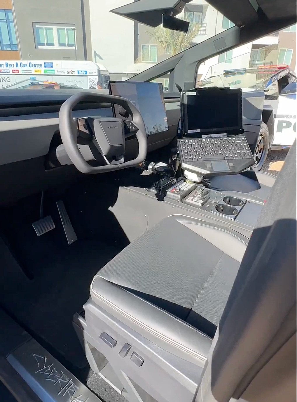 FIRST LOOK: Tesla Cybertruck police cruiser interior - CICLIBATTERY ...